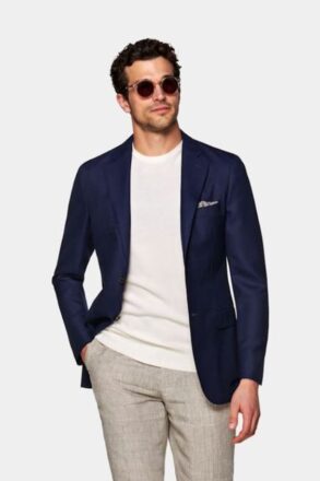 Cómo combinar la americana azul de hombre más allá del traje