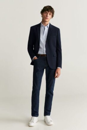Cómo combinar la americana azul de hombre más allá del traje