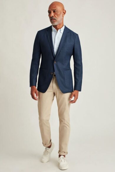 Cómo combinar la americana azul de hombre más allá del traje