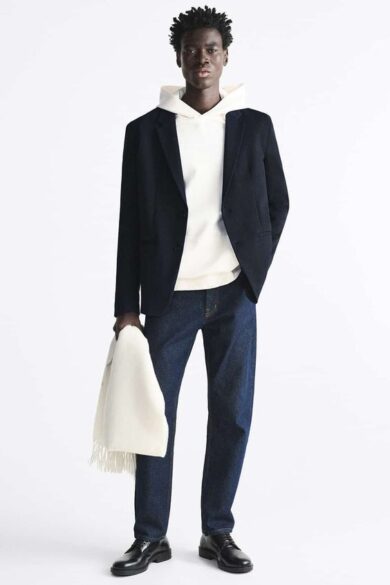 Cómo combinar la americana azul de hombre más allá del traje