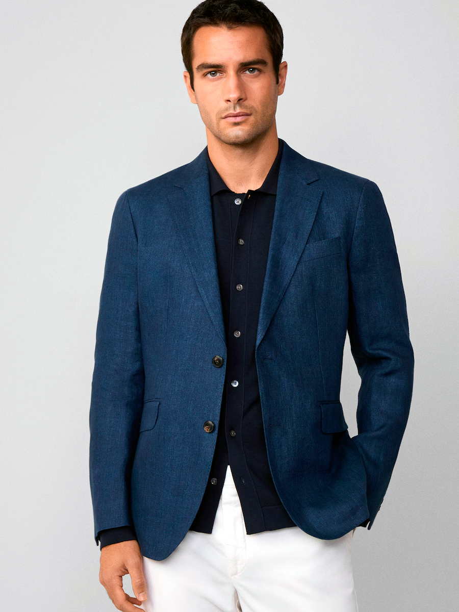 Así se viste la americana de hombre azul marino en 2025 – Rísbel Magazine