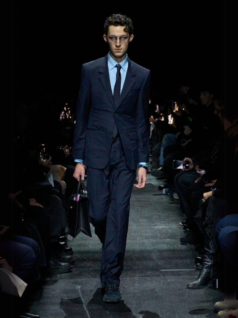 El color de la camisa que mejor combina para el traje azul – Rísbel ...