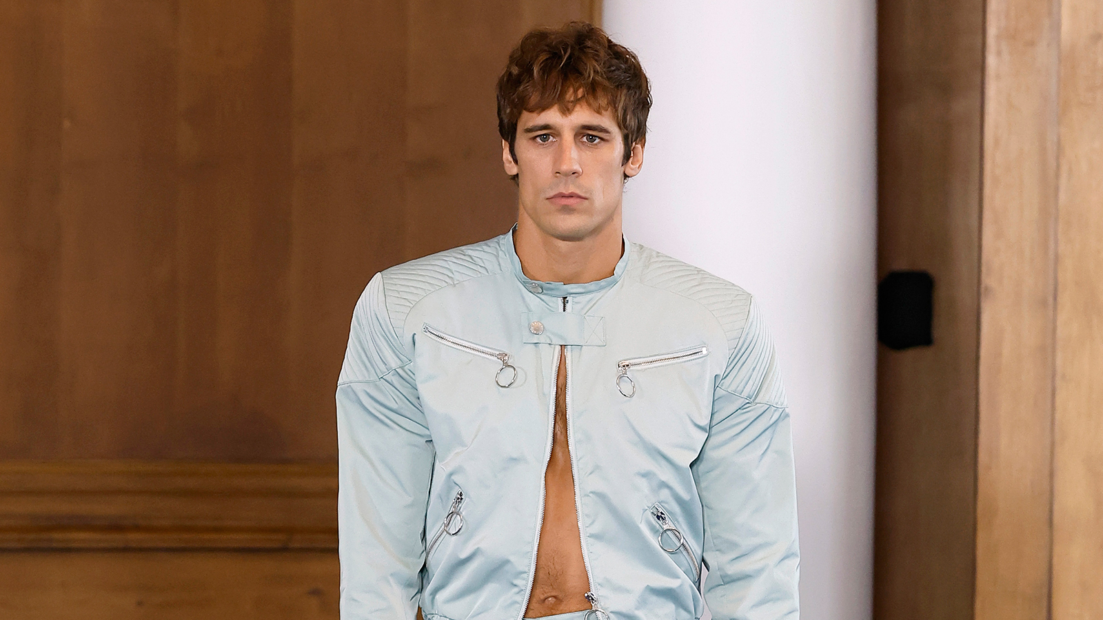 Martiño Rivas se estrena como modelo desfilando para Palomo Spain ...