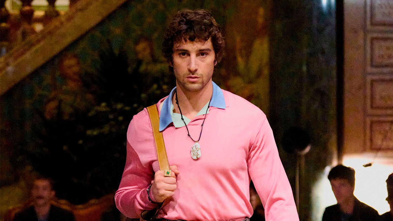 El actor Agustín della Corte, protagonista de la serie Olympo, desfila ...
