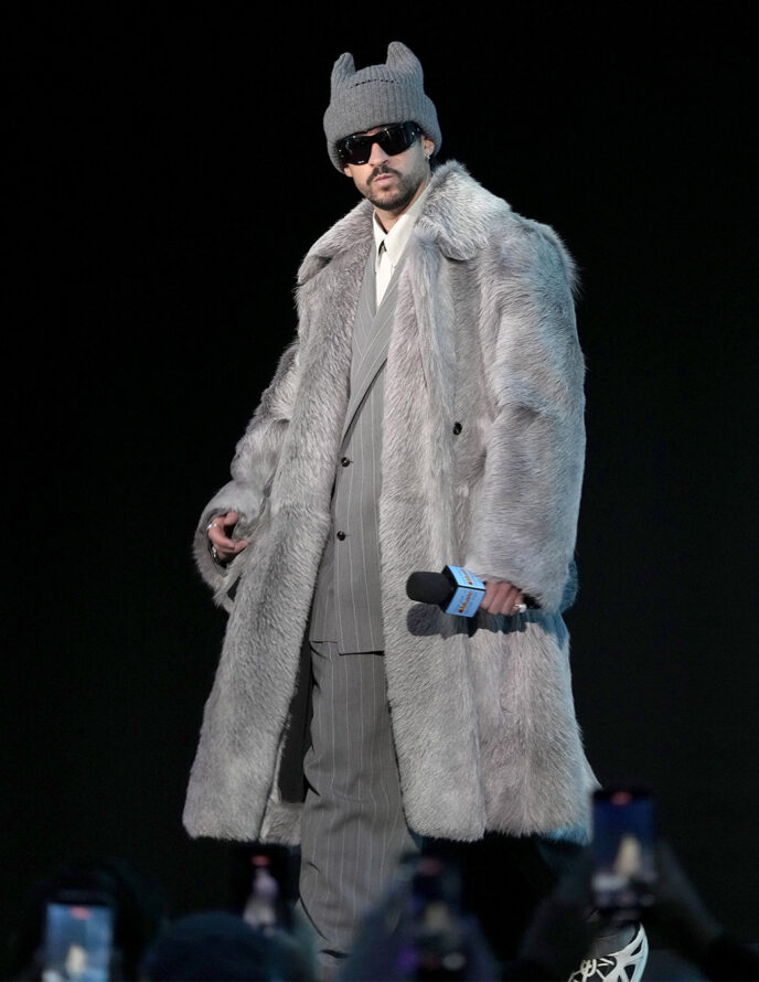 El look de Bad Bunny en la presentación del Half Time de la Super Bowl ...